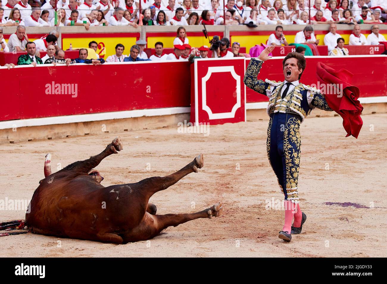 Spanish bullfighting Julian Lopez El Juli challenges a Nunez del ...