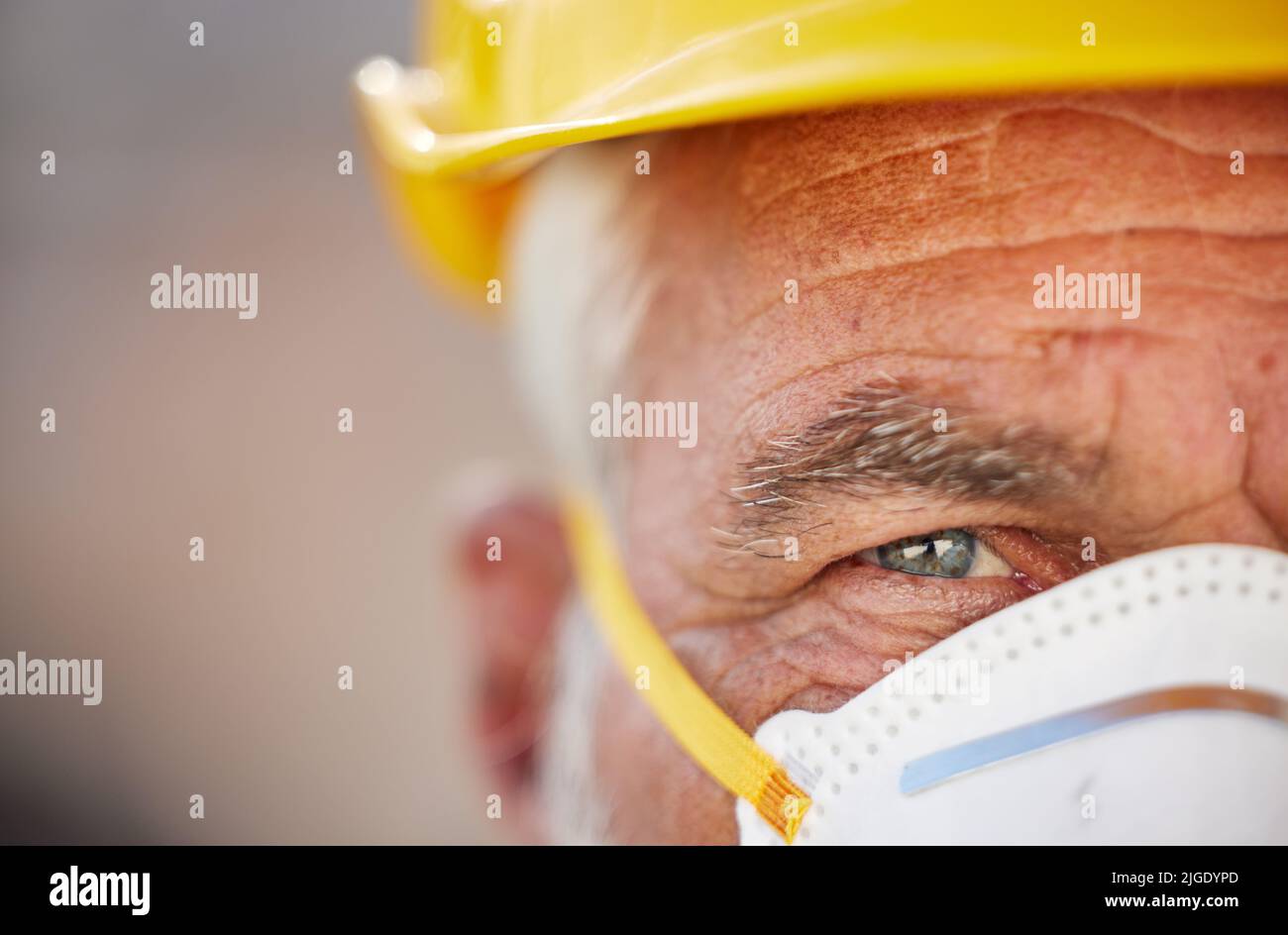Safety starts with me. a senior man wearing a hard hat and mask Stock ...