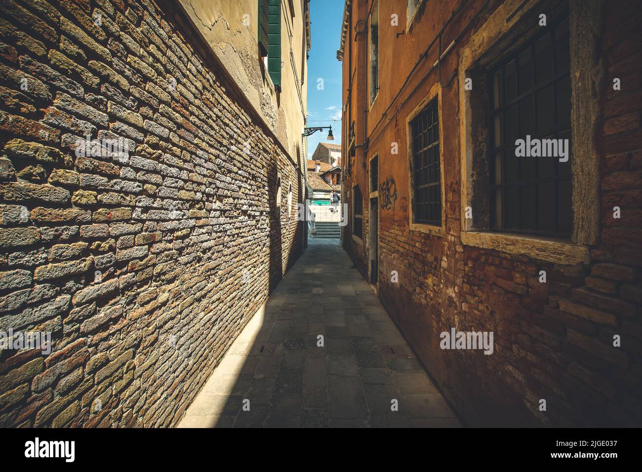 a narrow alley in venice, italy Stock Photo - Alamy