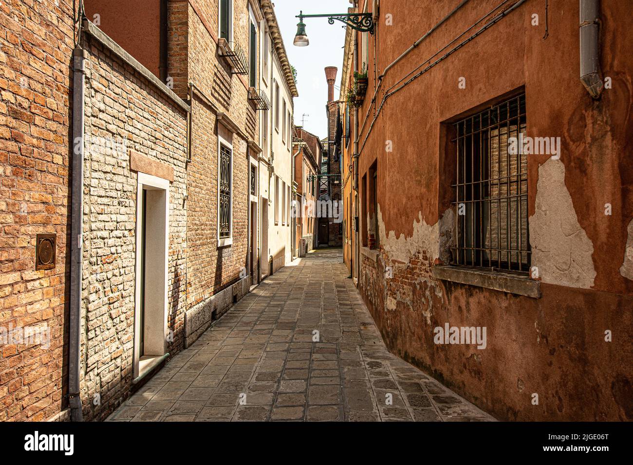 Narrow little alley hi-res stock photography and images - Alamy