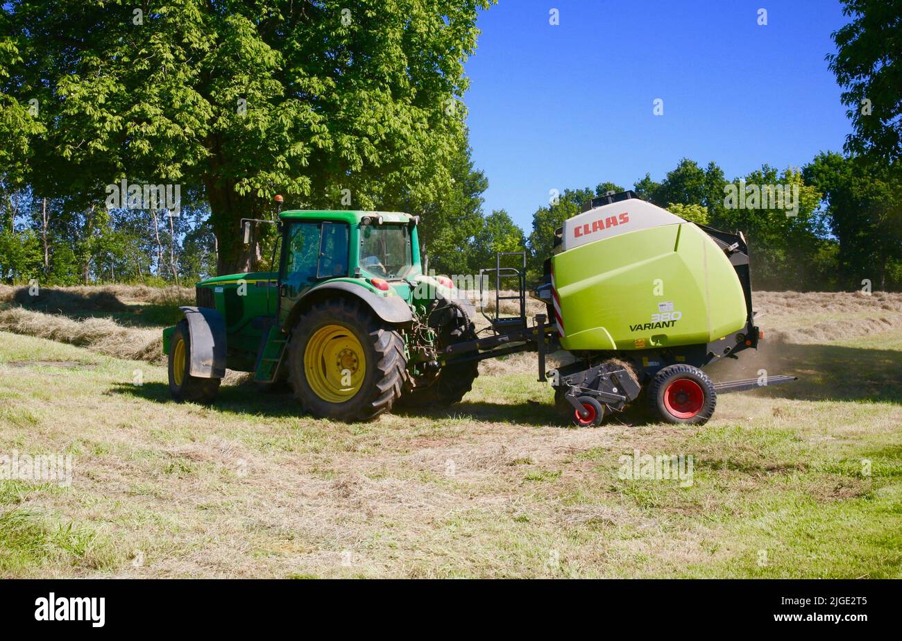 Haymaking in france hi-res stock photography and images - Alamy
