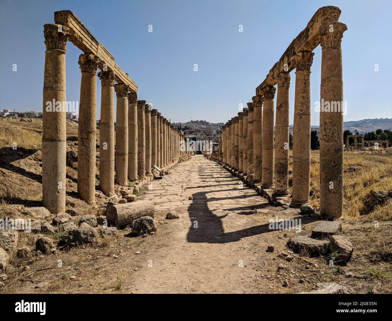 empty way betweens roman colmuns Stock Photo - Alamy