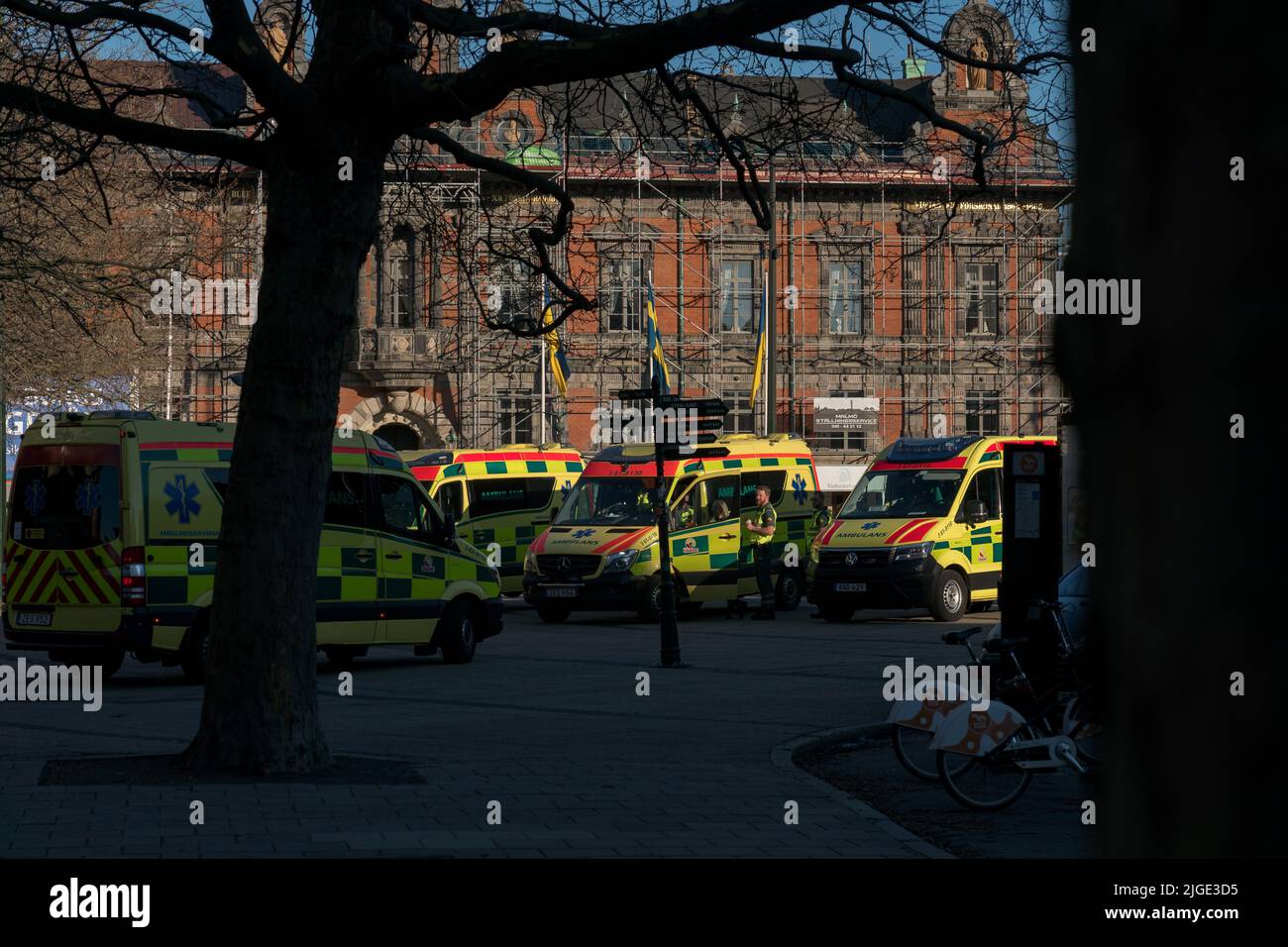 Paramedics talking by ambulance hi-res stock photography and images - Alamy