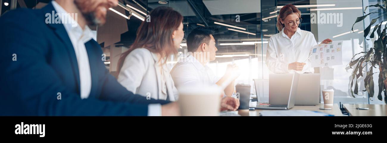 Person addressing a group hi-res stock photography and images - Alamy