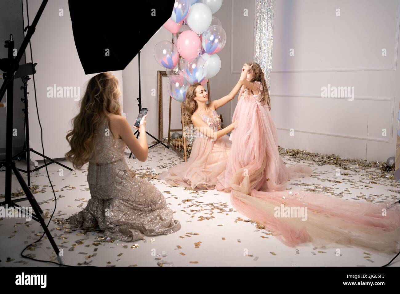 Mobile photoshoot hi-res stock photography and images - Alamy