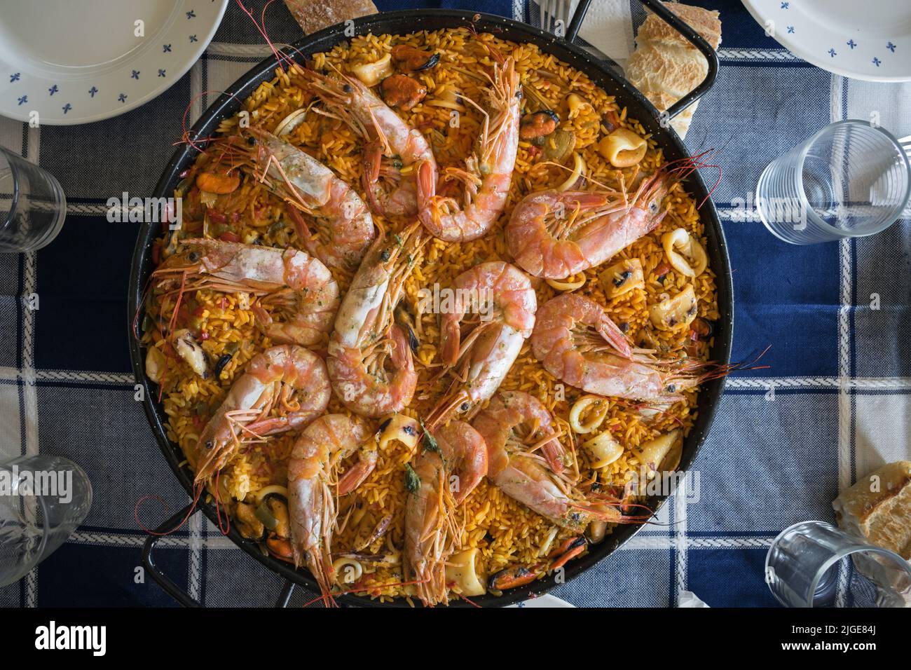 top view of a paella with prawns Stock Photo - Alamy