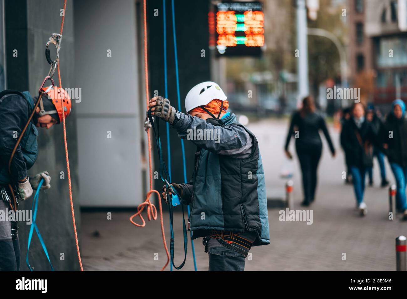 Worker climber preparing for work at height Stock Photo - Alamy