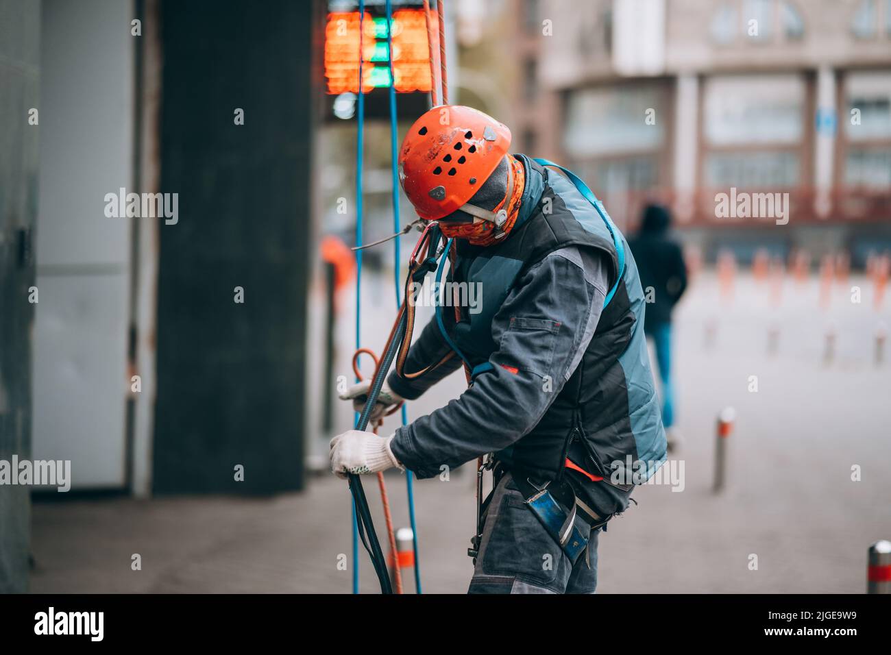 Worker climber preparing for work at height Stock Photo - Alamy