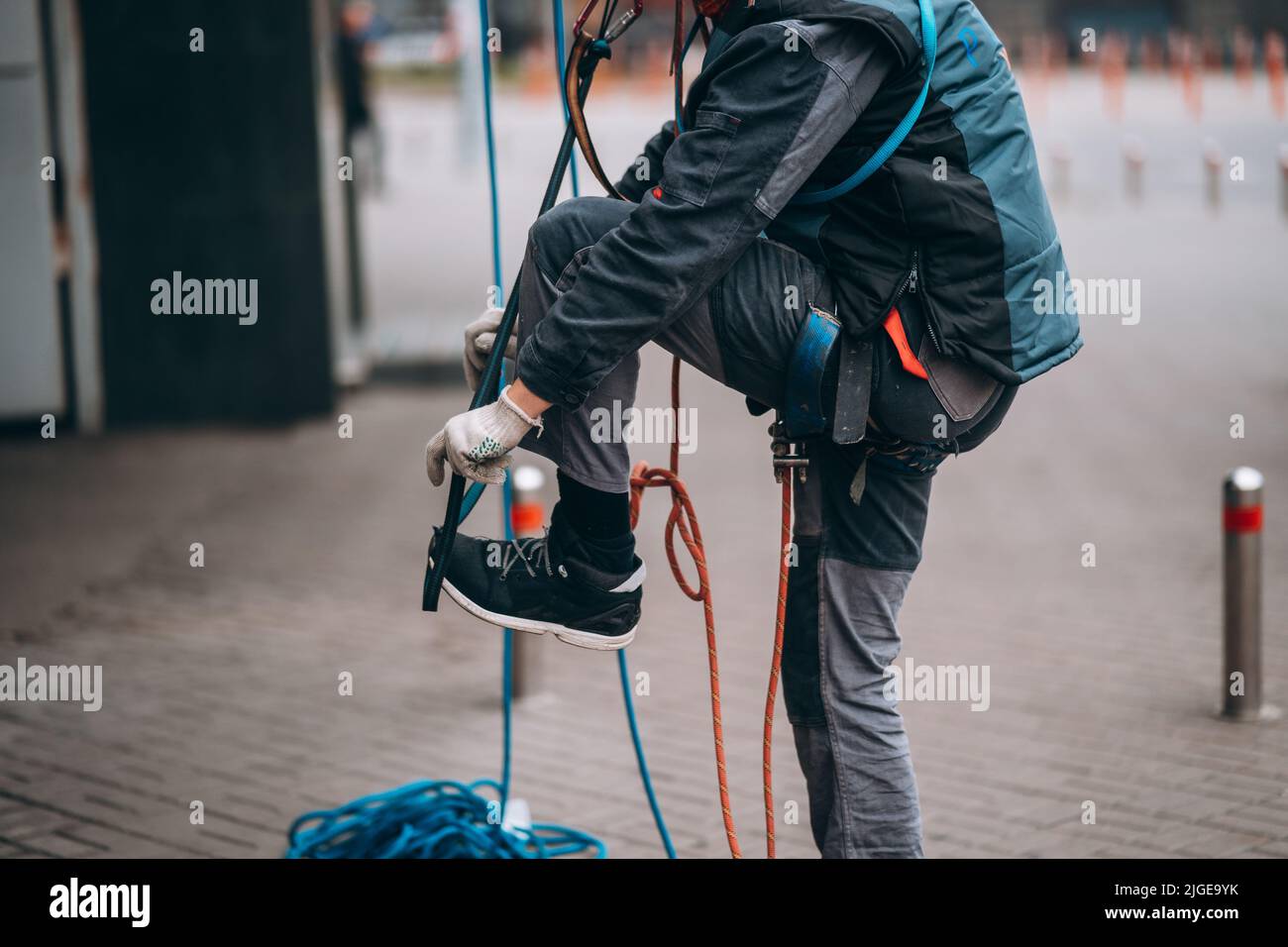 Worker climber preparing for work at height Stock Photo - Alamy