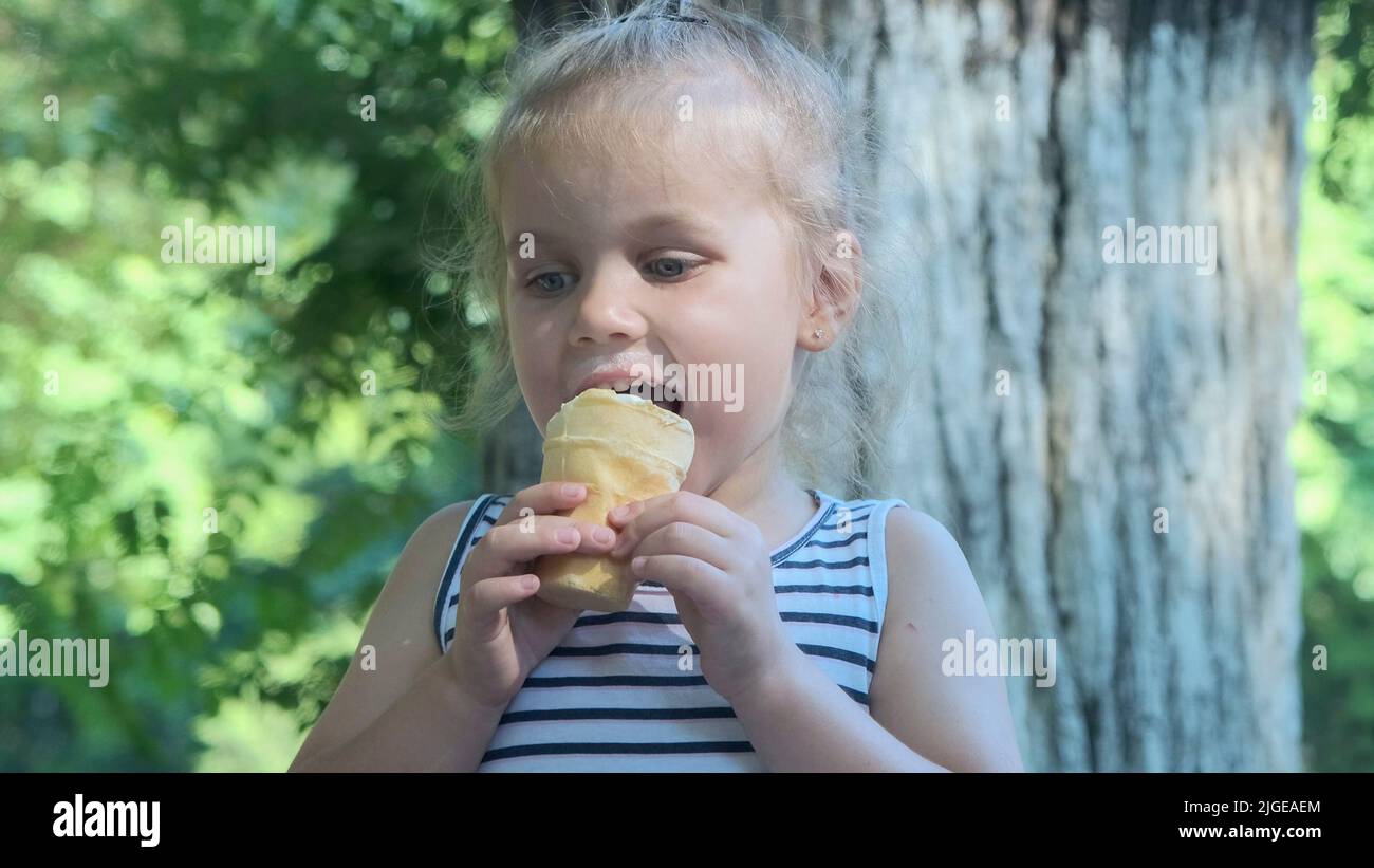 Blonde children eating ice cream hi-res stock photography and images ...