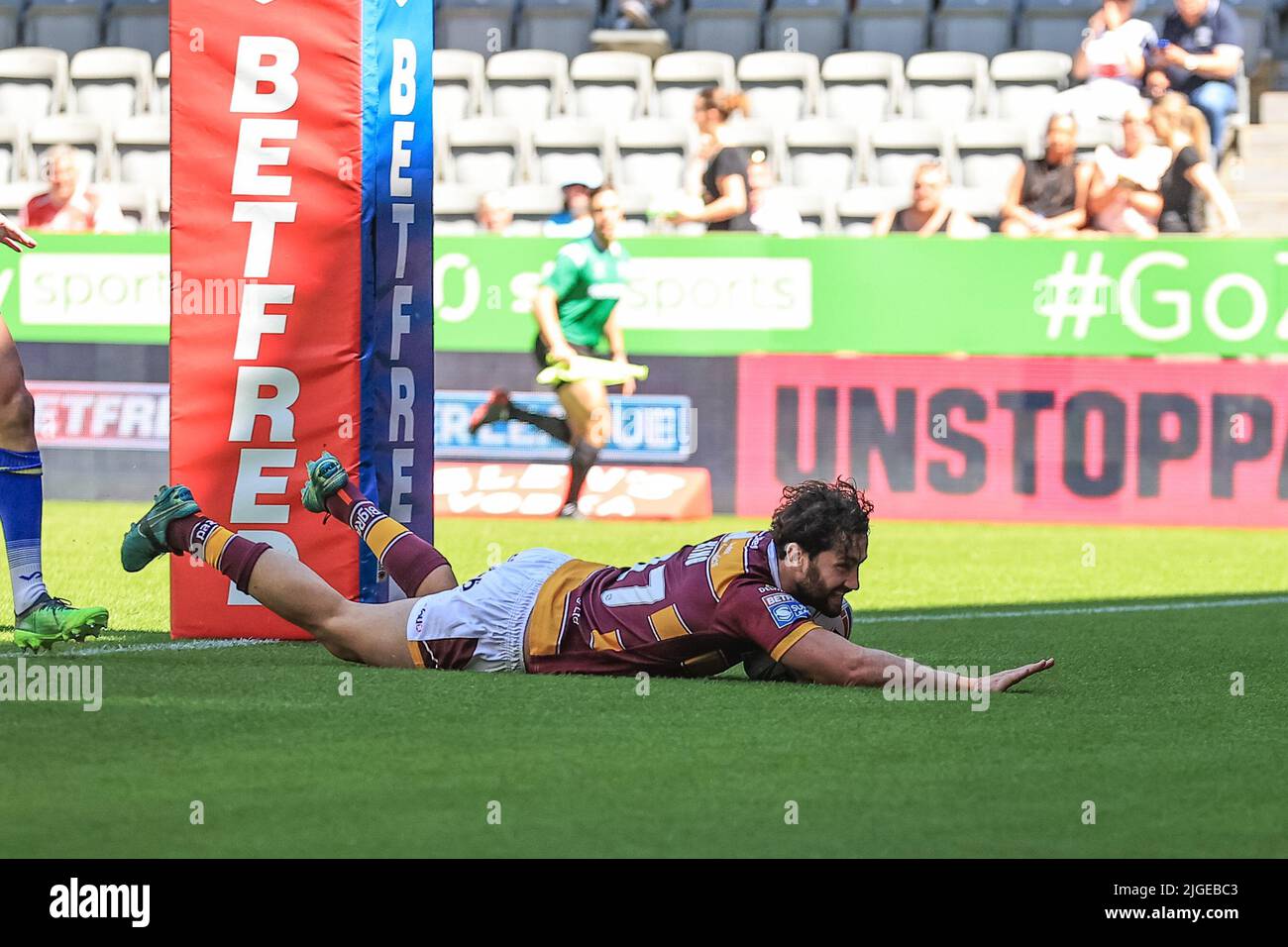 Toby King of Huddersfield goes over for a try Stock Photo - Alamy