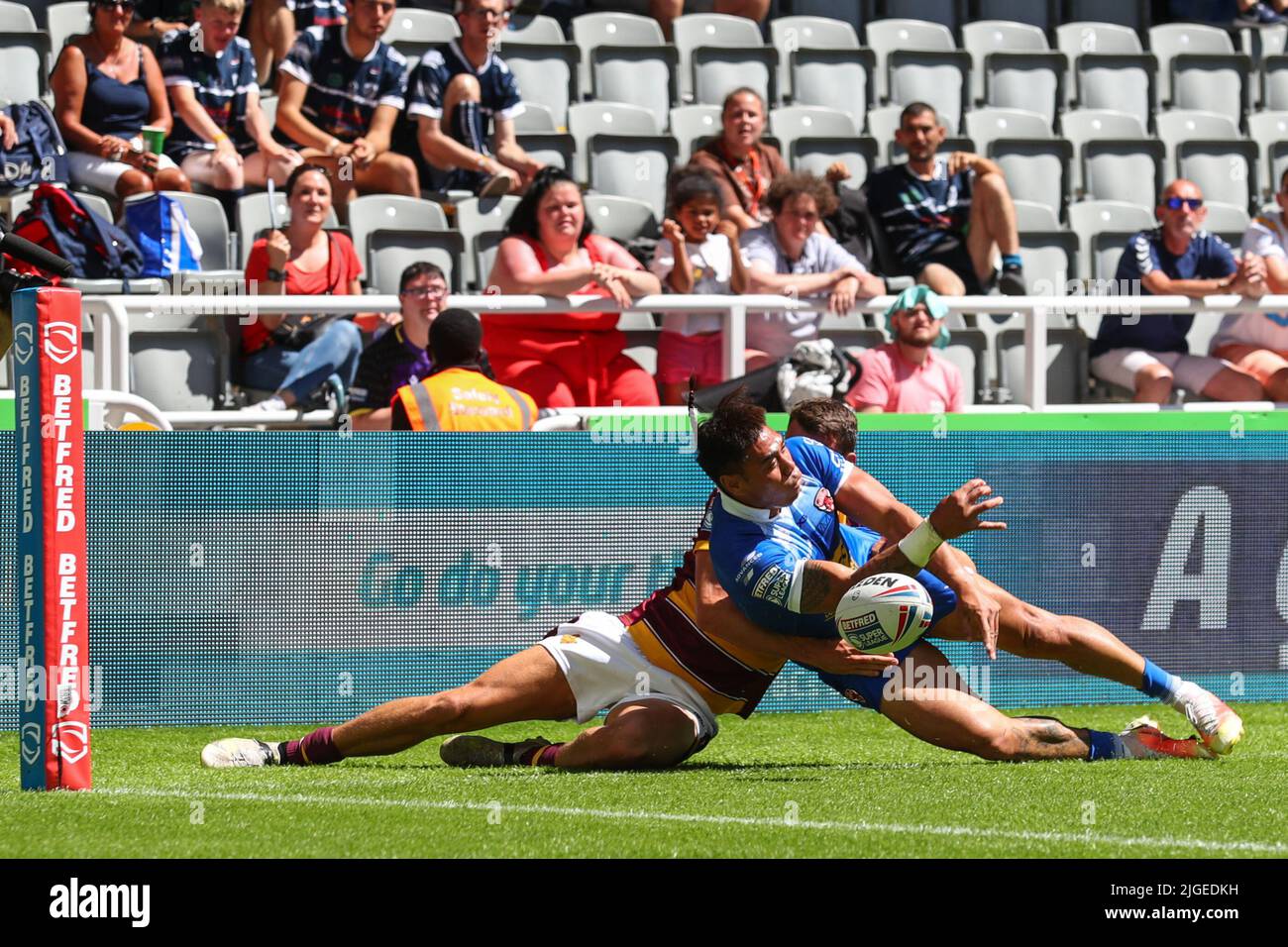 Innes Senior #25 of Huddersfield Giants tackles Ken Sio #2 of Salford ...