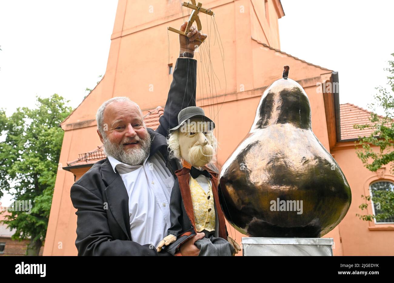 10 July 2022, Brandenburg, Ribbeck: With a puppet representing Theodor ...