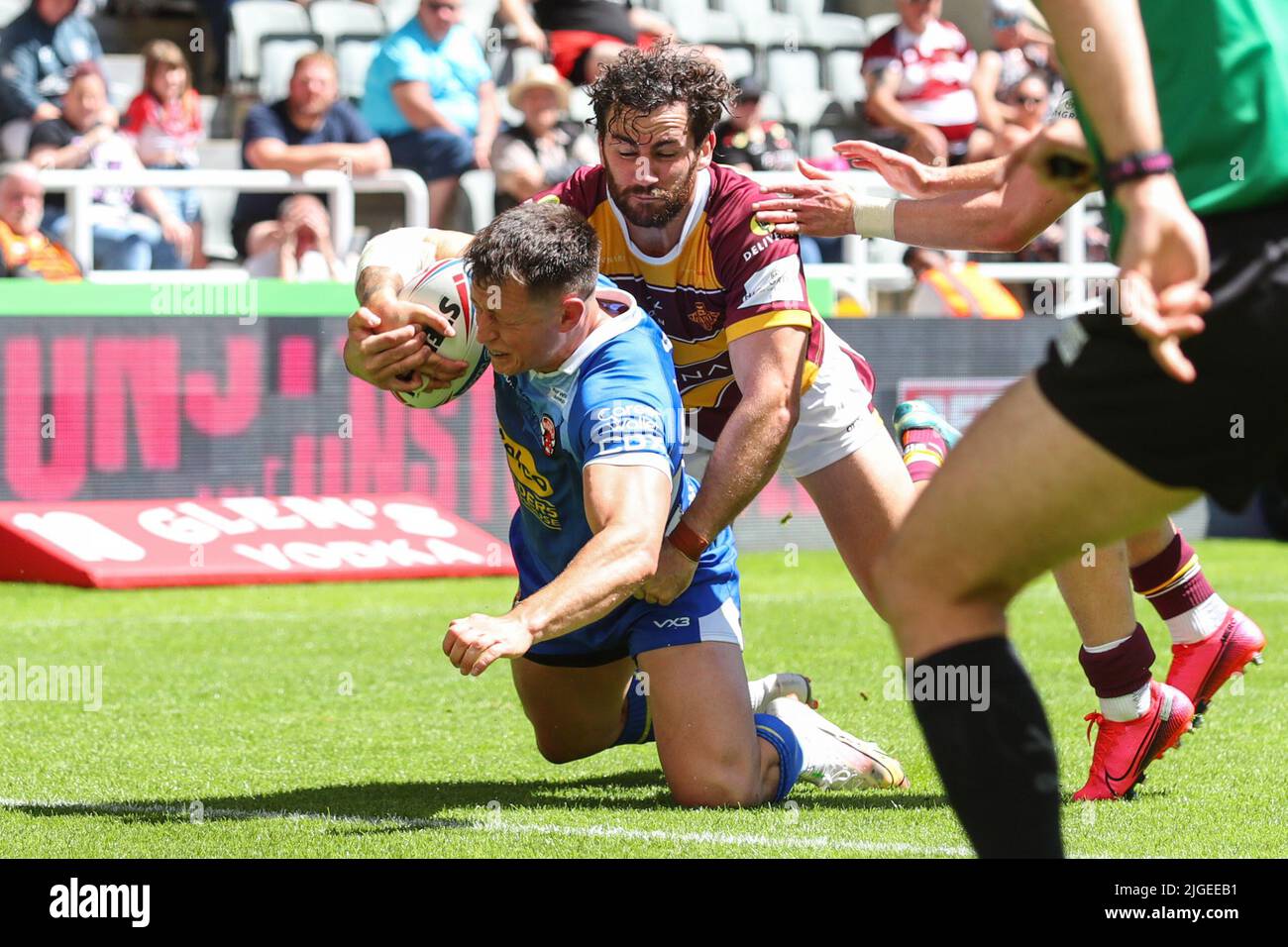 Deon Cross #28 of Salford Red Devils gets past Toby King #37 of ...