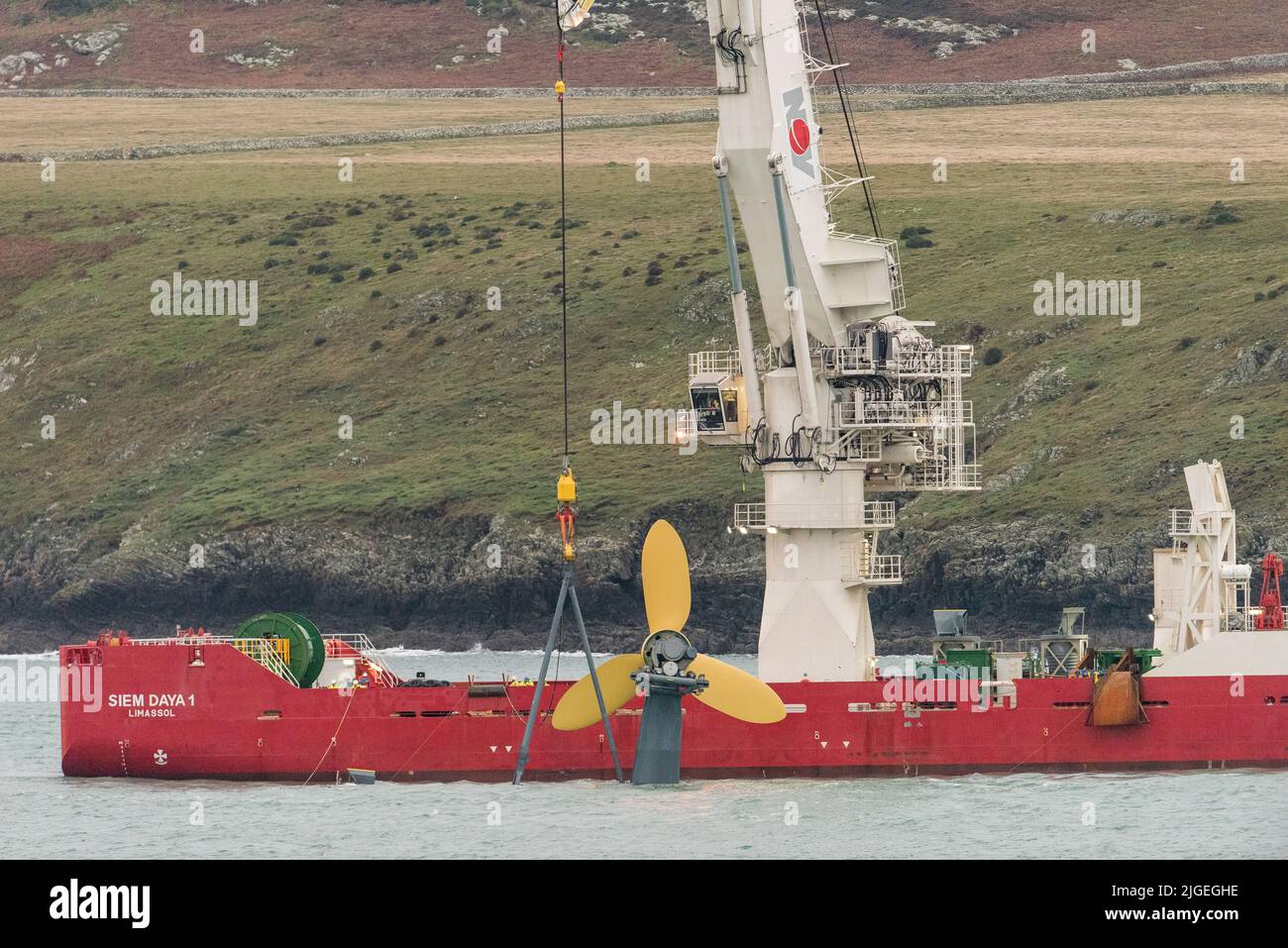 Dynamic positioning vessel Siem Daya 1 deploying tidal energy turbine ...