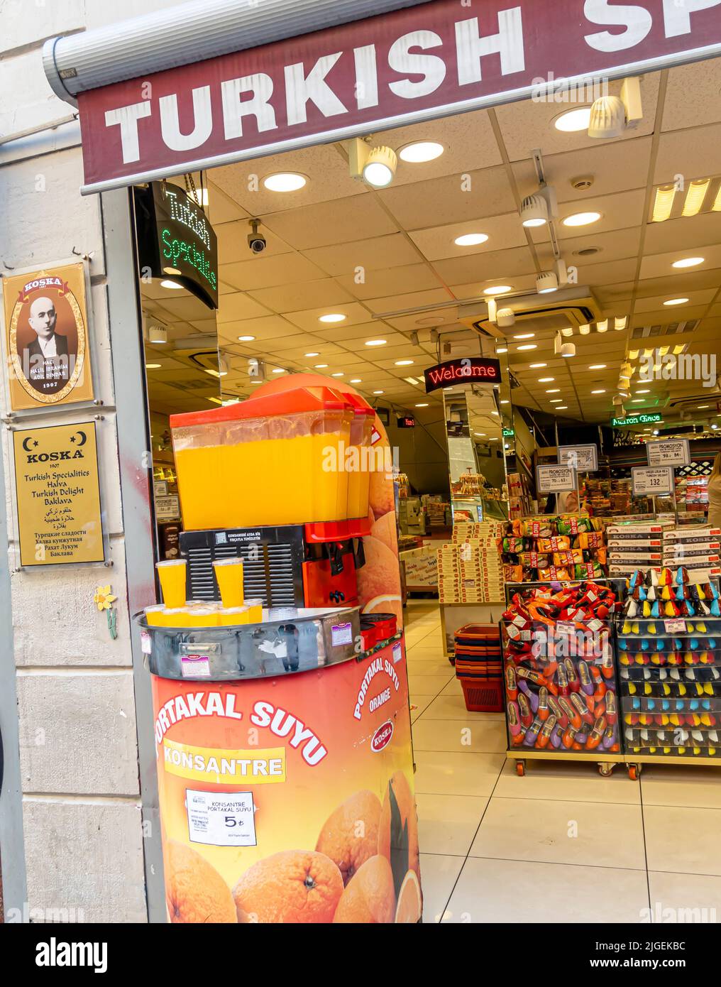 Freshly squizzed orange juice stand in the high street in Beyouglu ...