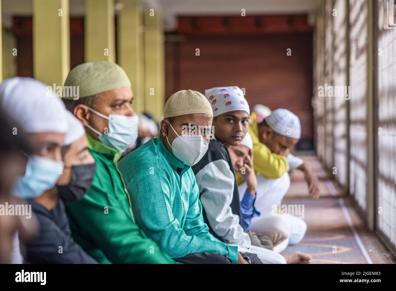 Muslims wearing face masks hi-res stock photography and images - Alamy