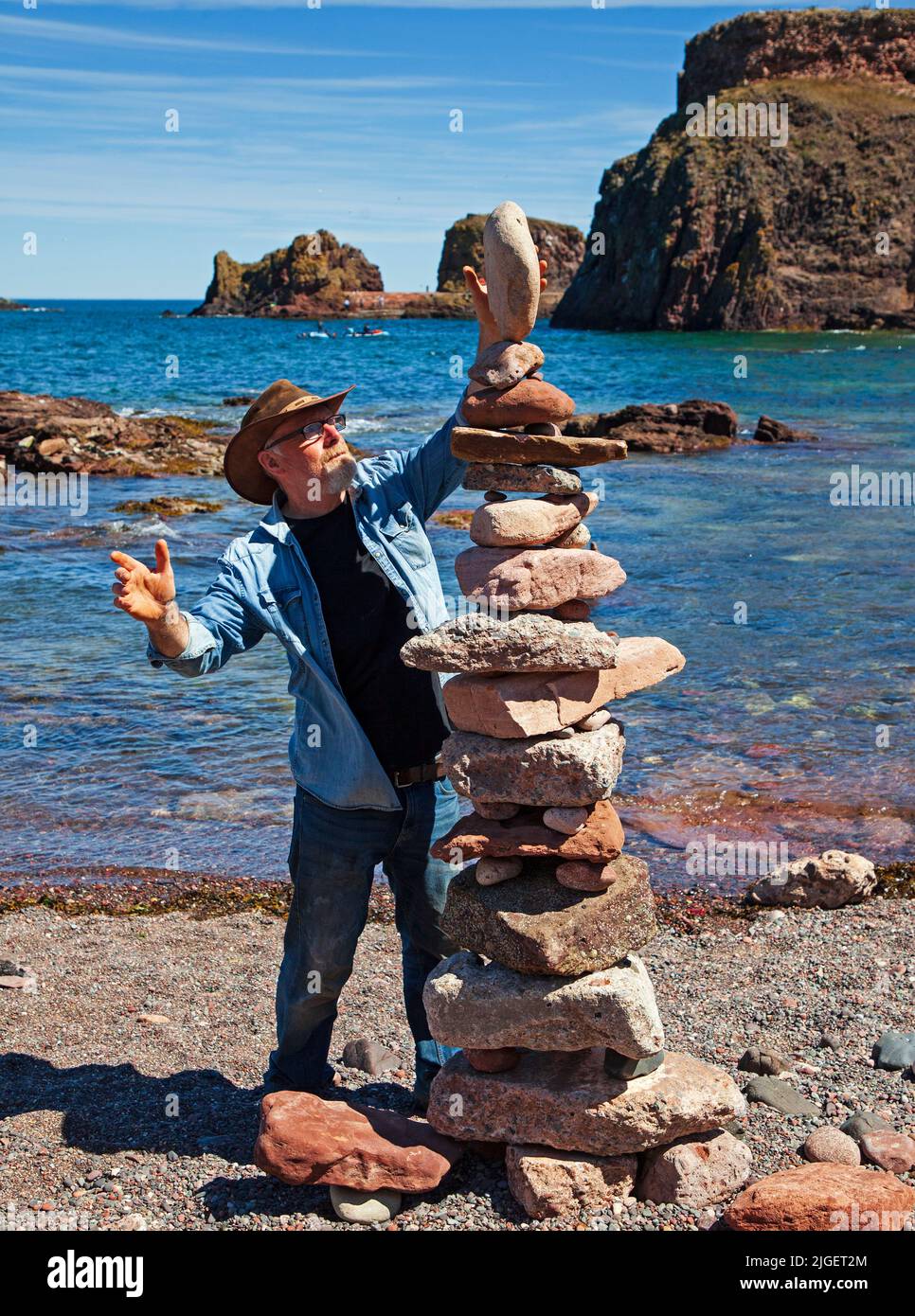 Team stone beach hi-res stock photography and images - Alamy