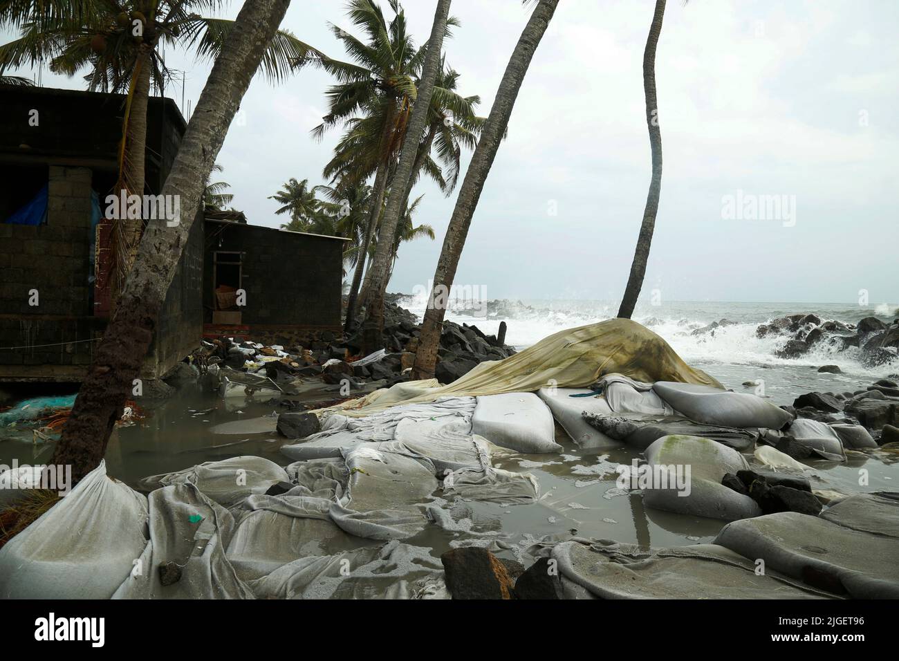 India seawall hi-res stock photography and images - Alamy
