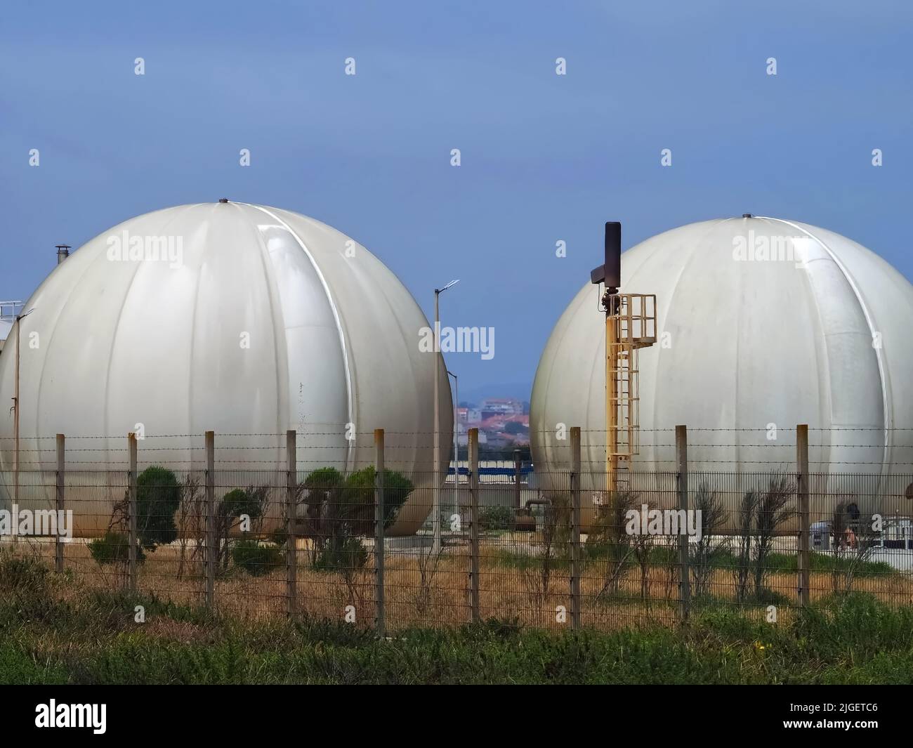 Liquified natural gas tanks hi-res stock photography and images - Alamy