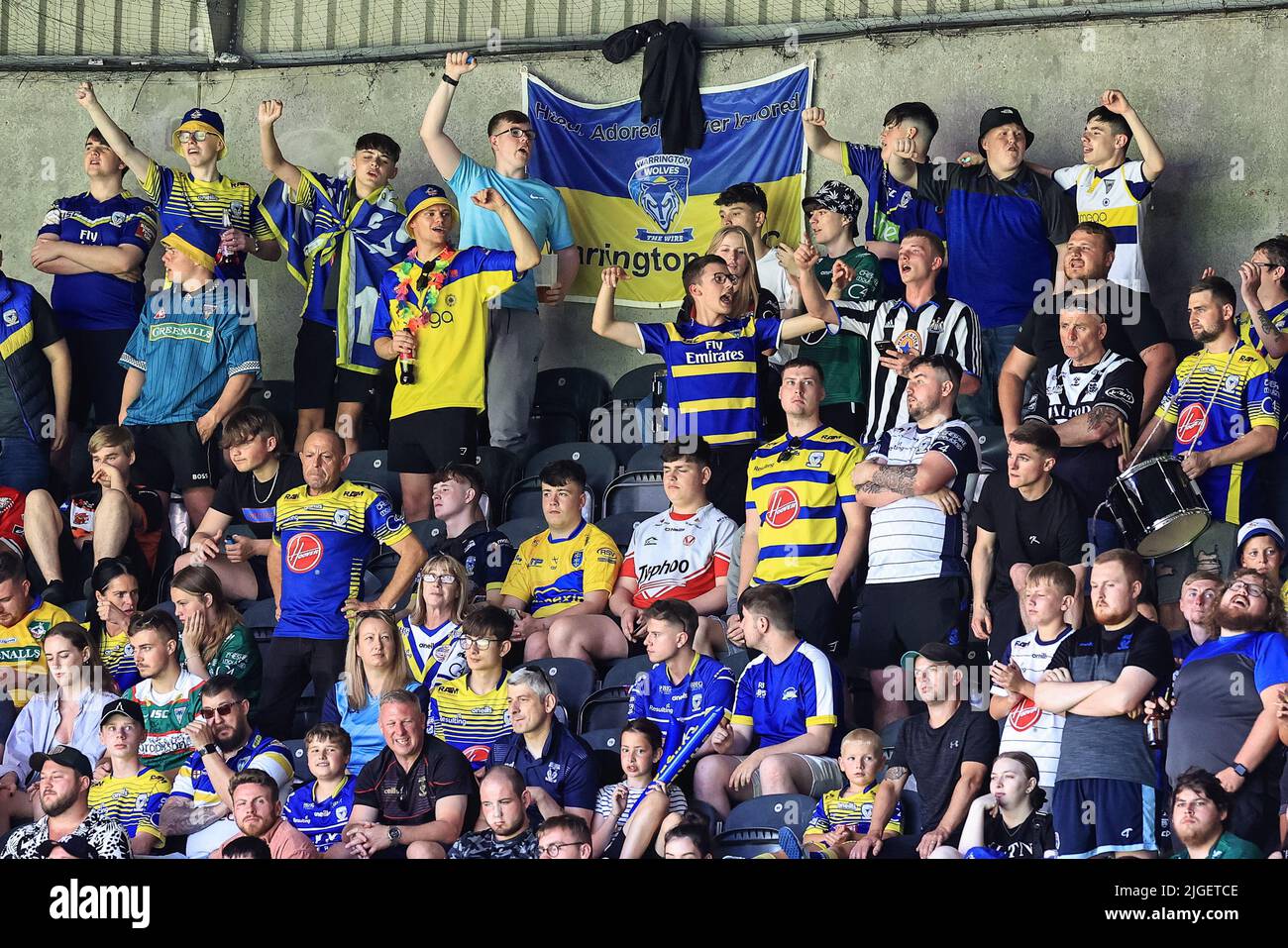 Warrington Wolves fans celebrate Stefan Ratchford #1 of Warrington ...