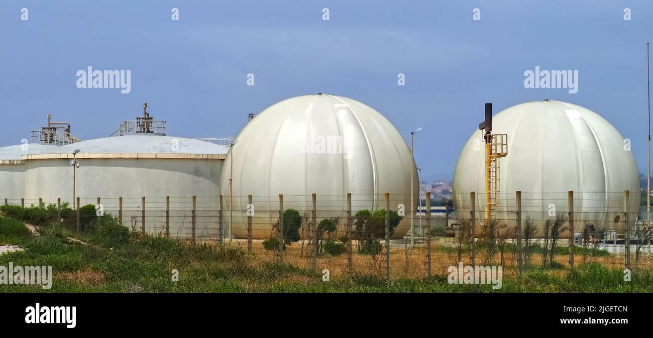 Liquified natural gas tanks hi-res stock photography and images - Alamy