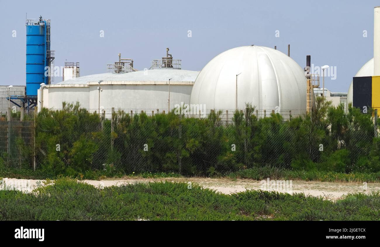 Liquified natural gas tanks hi-res stock photography and images - Alamy