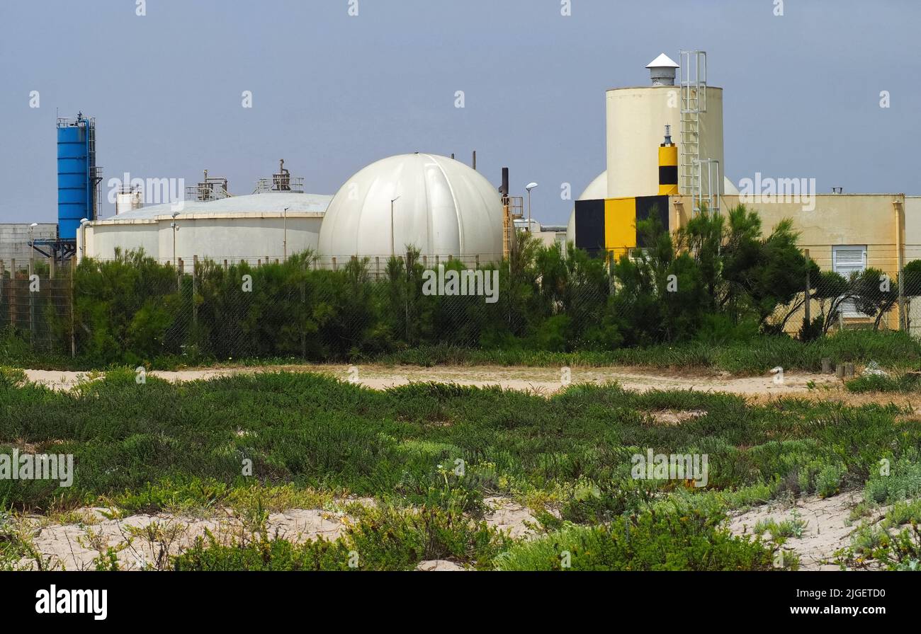 Liquified natural gas tanks hi-res stock photography and images - Alamy