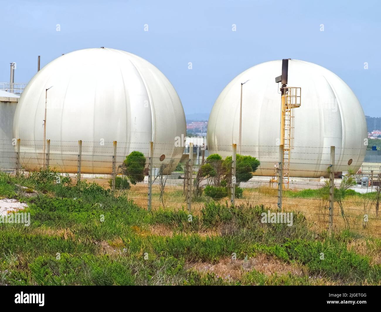 Liquified natural gas tanks hi-res stock photography and images - Alamy