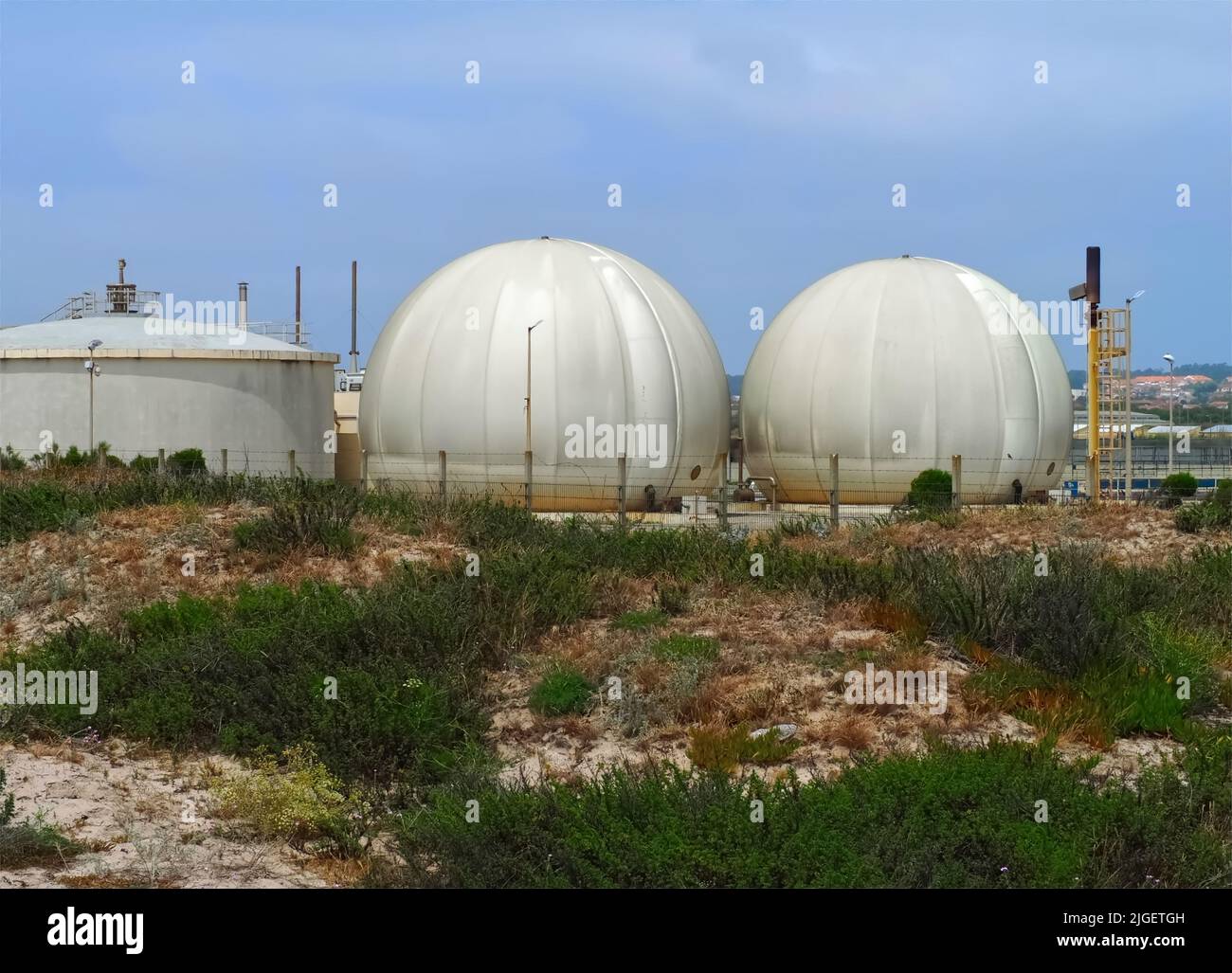 Liquified natural gas tanks hi-res stock photography and images - Alamy
