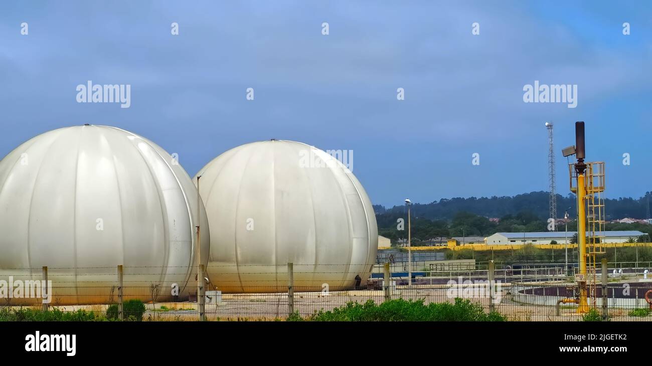 Liquified natural gas tanks hi-res stock photography and images - Alamy