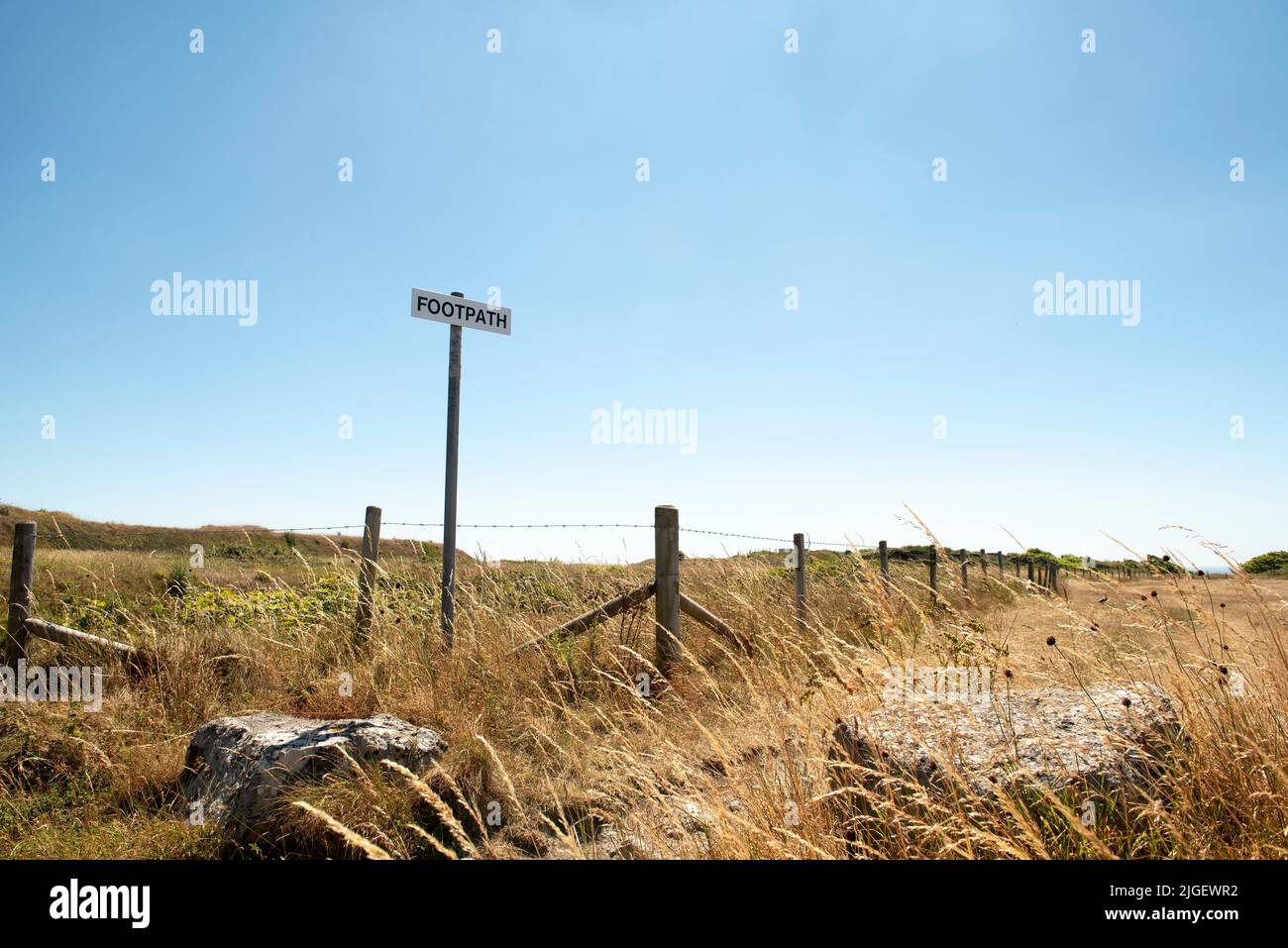 Footpath sign in rural hi-res stock photography and images - Alamy