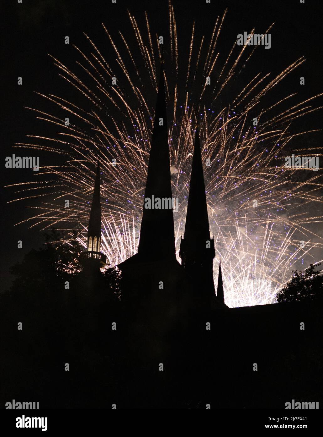 Fireworks behind dark sky night hi-res stock photography and images - Alamy