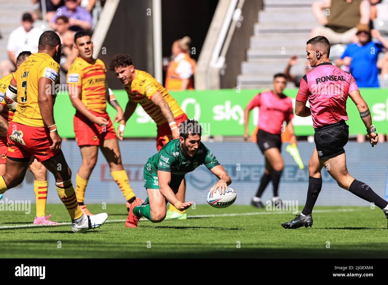 Stefan Ratchford #1 of Warrington Wolves goes over for a try Stock ...