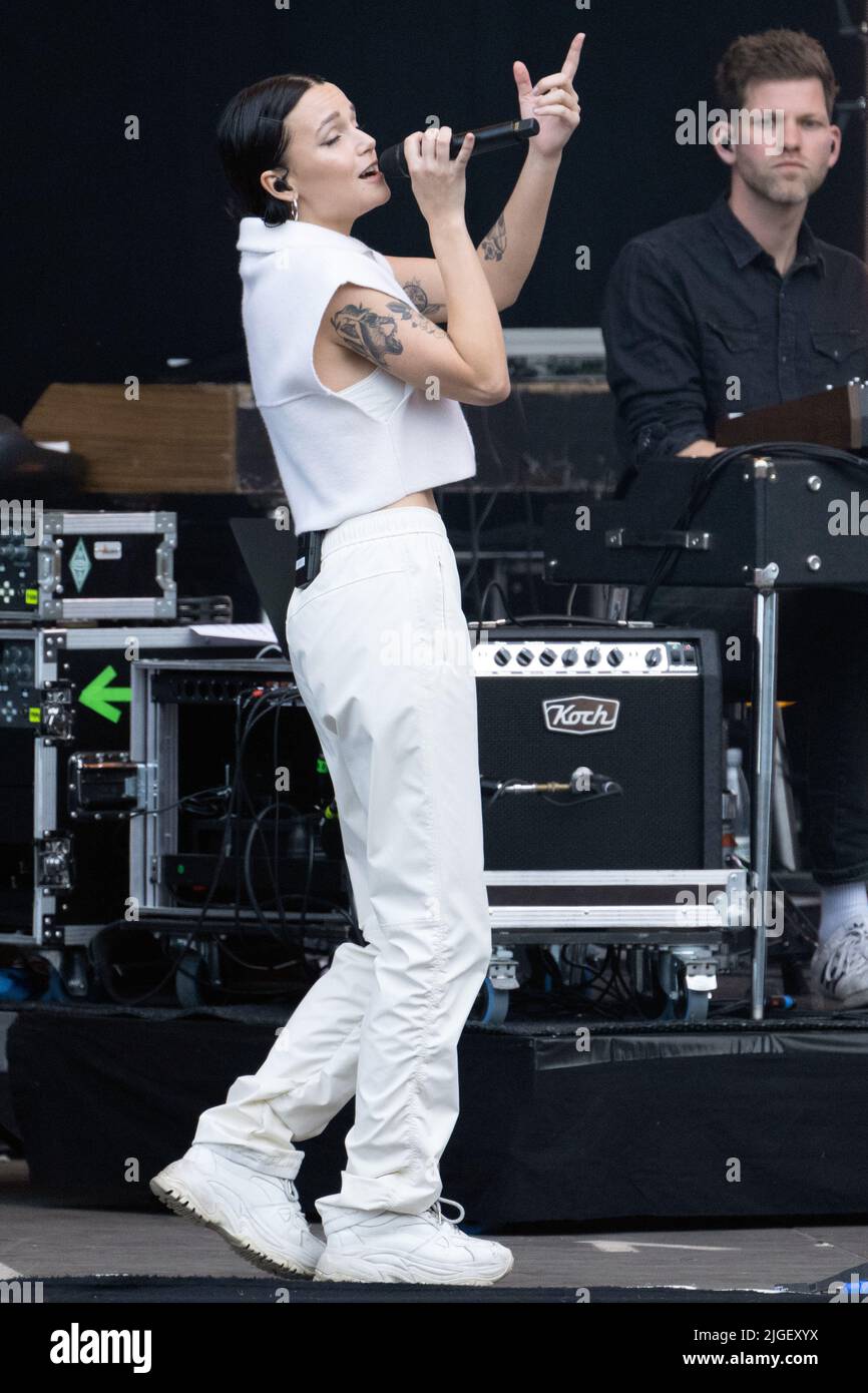 09 July 2022, Saxony, Dresden: German singer-songwriter Lotte stands on ...