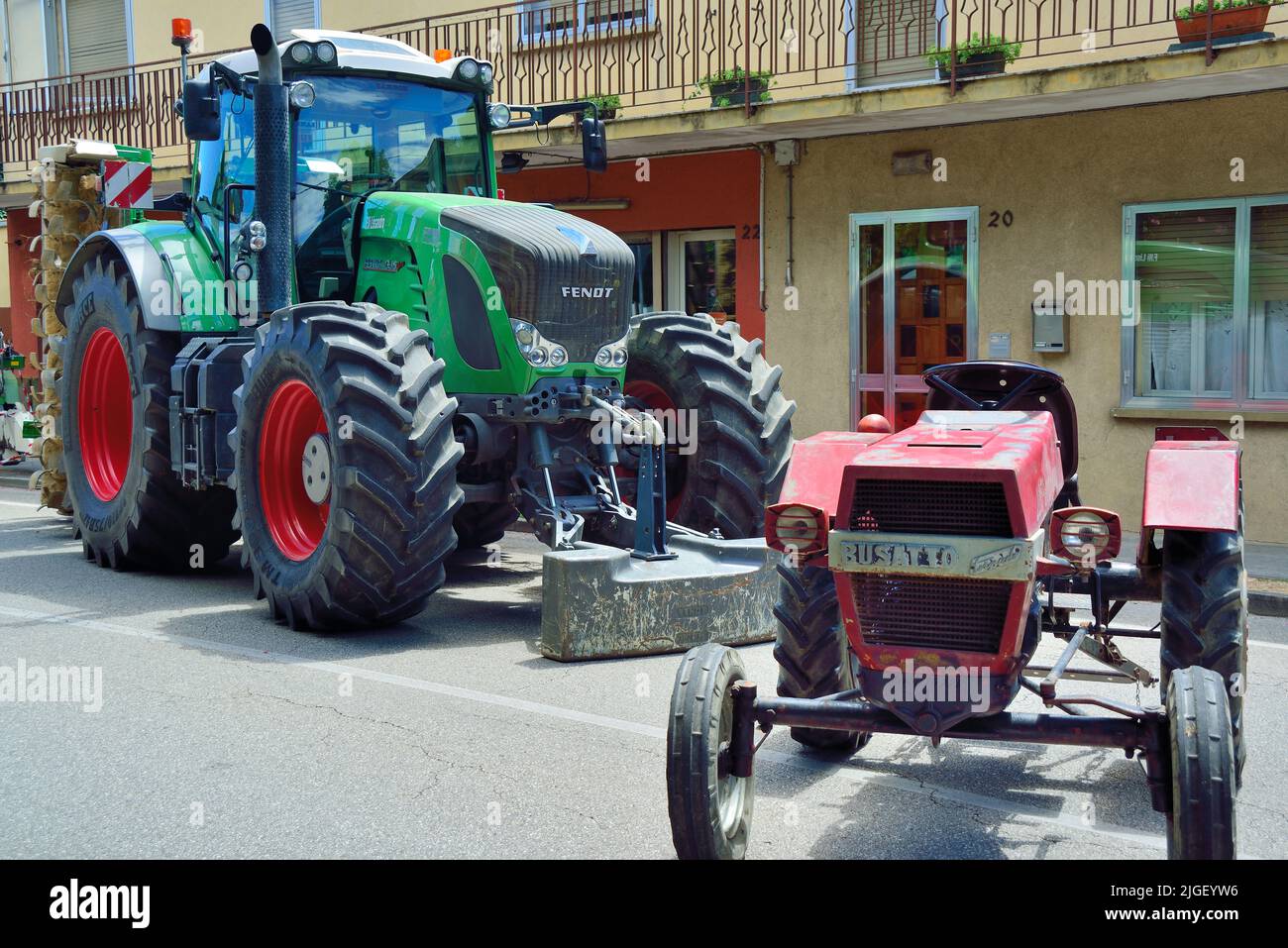 Cadoneghe, Veneto, Italy. The threshing feast. Old farm tractors ...