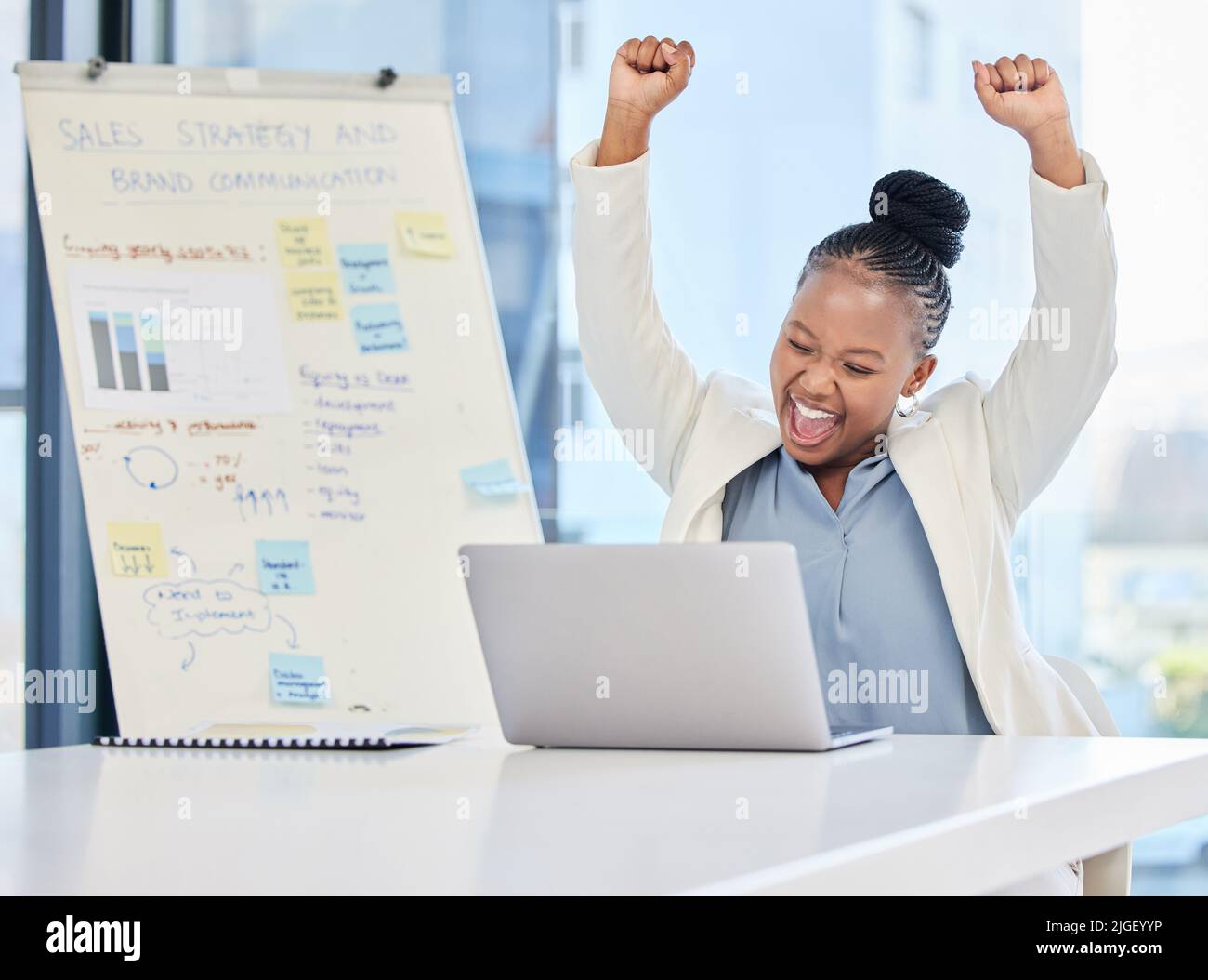 Entrepreneur woman computer cheering hi-res stock photography and ...
