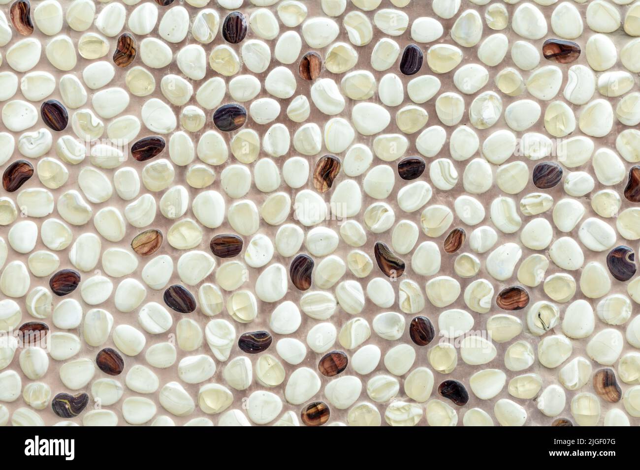Smooth white pebbles hi-res stock photography and images - Alamy