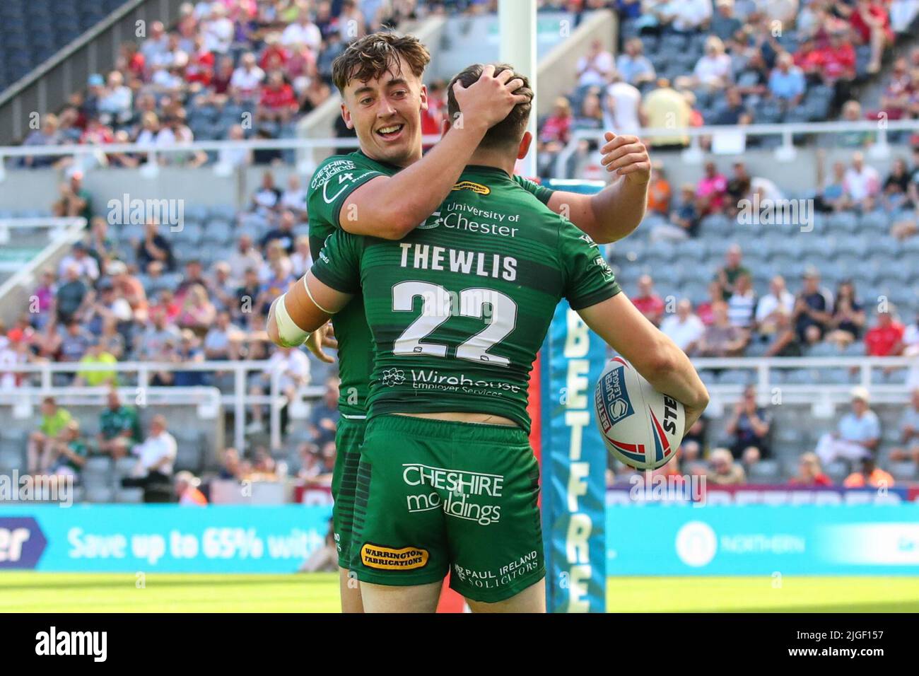 Josh Thewlis #22 of Warrington Wolves celebrates his try Stock Photo ...
