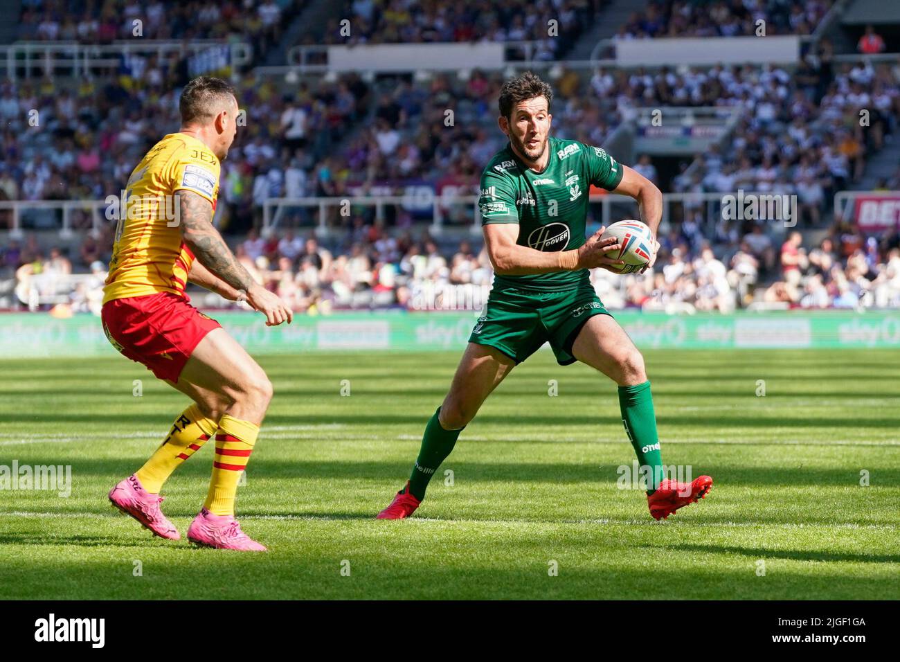 Stefan Ratchford #1 of Warrington Wolves makes a break Stock Photo - Alamy