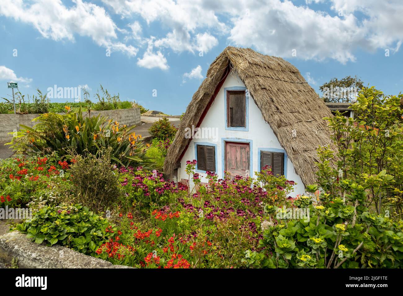 Tiny thatched building hi-res stock photography and images - Alamy