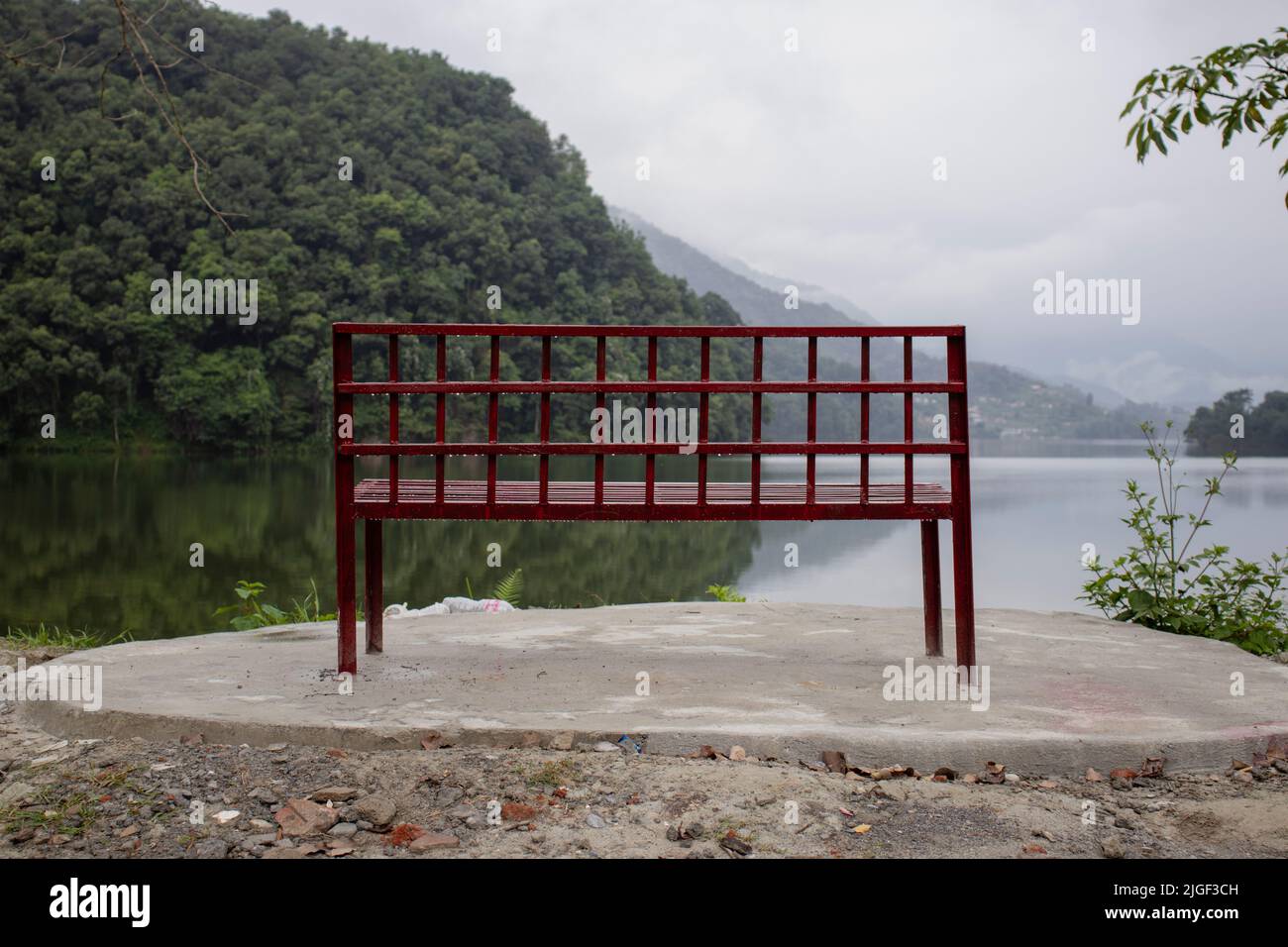 Park bench near lake hi-res stock photography and images - Alamy