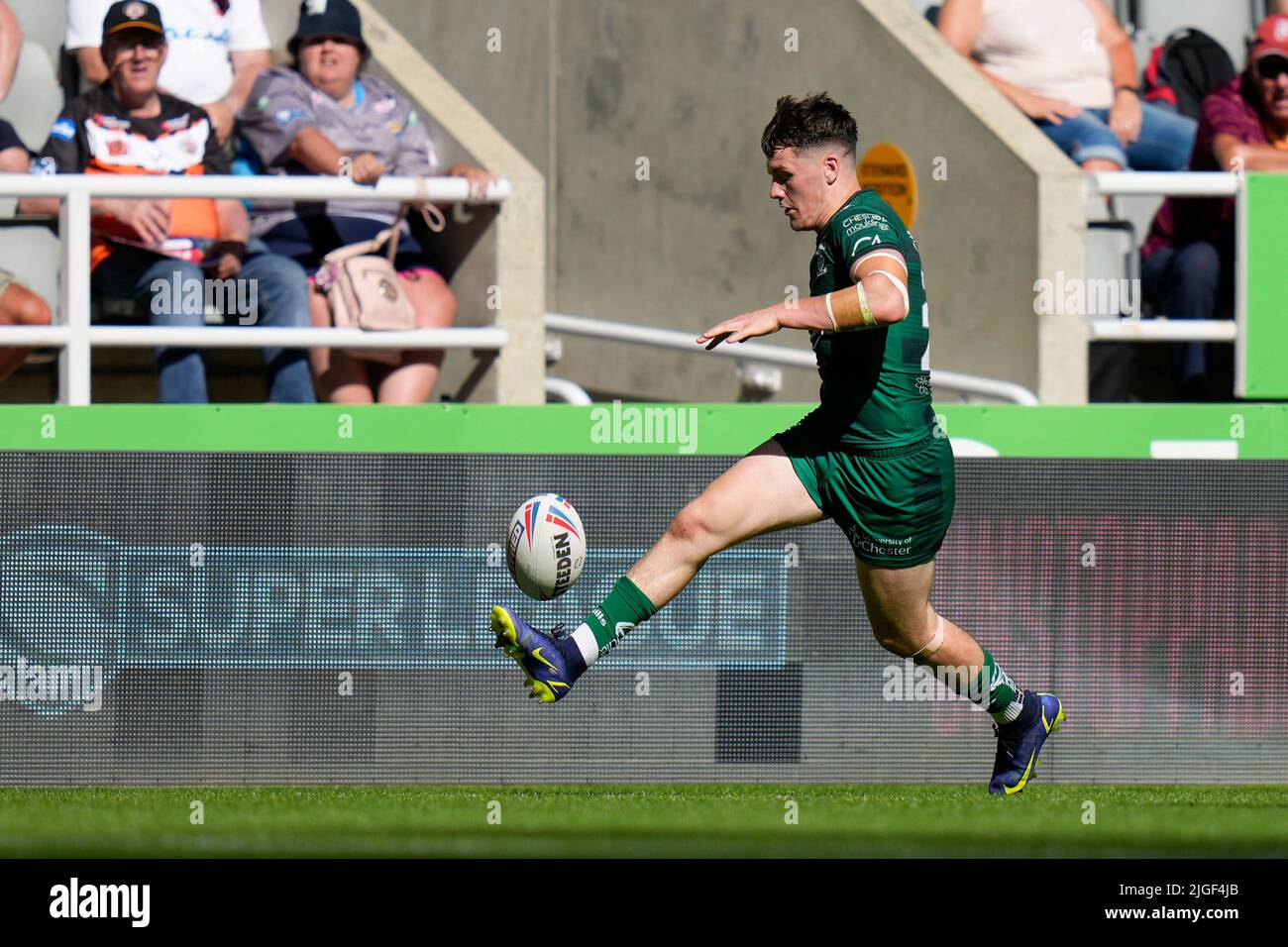 Josh Thewlis #22 of Warrington Wolves chips the ball on Stock Photo - Alamy