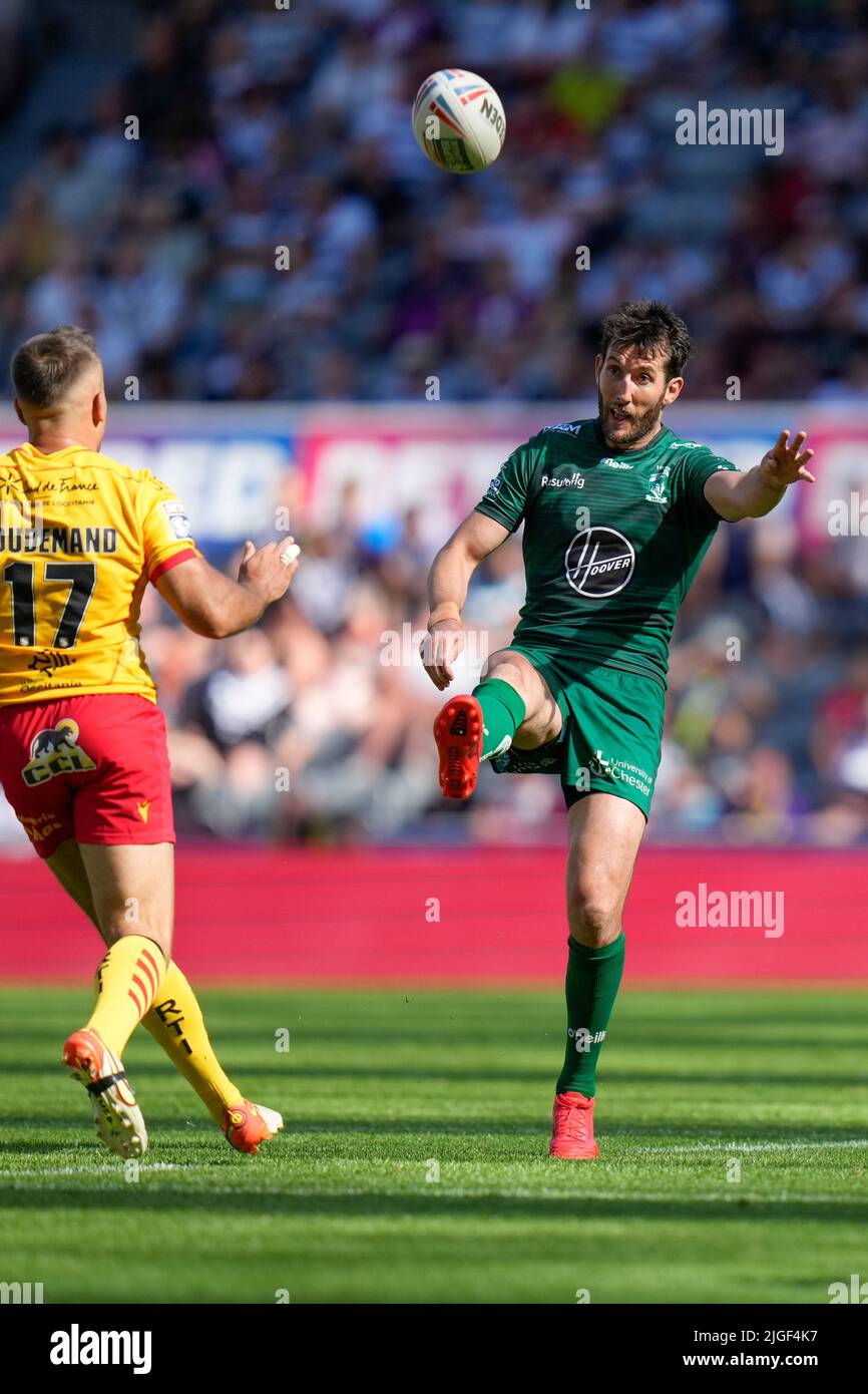 Stefan Ratchford #1 of Warrington Wolves puts up a kick Stock Photo - Alamy