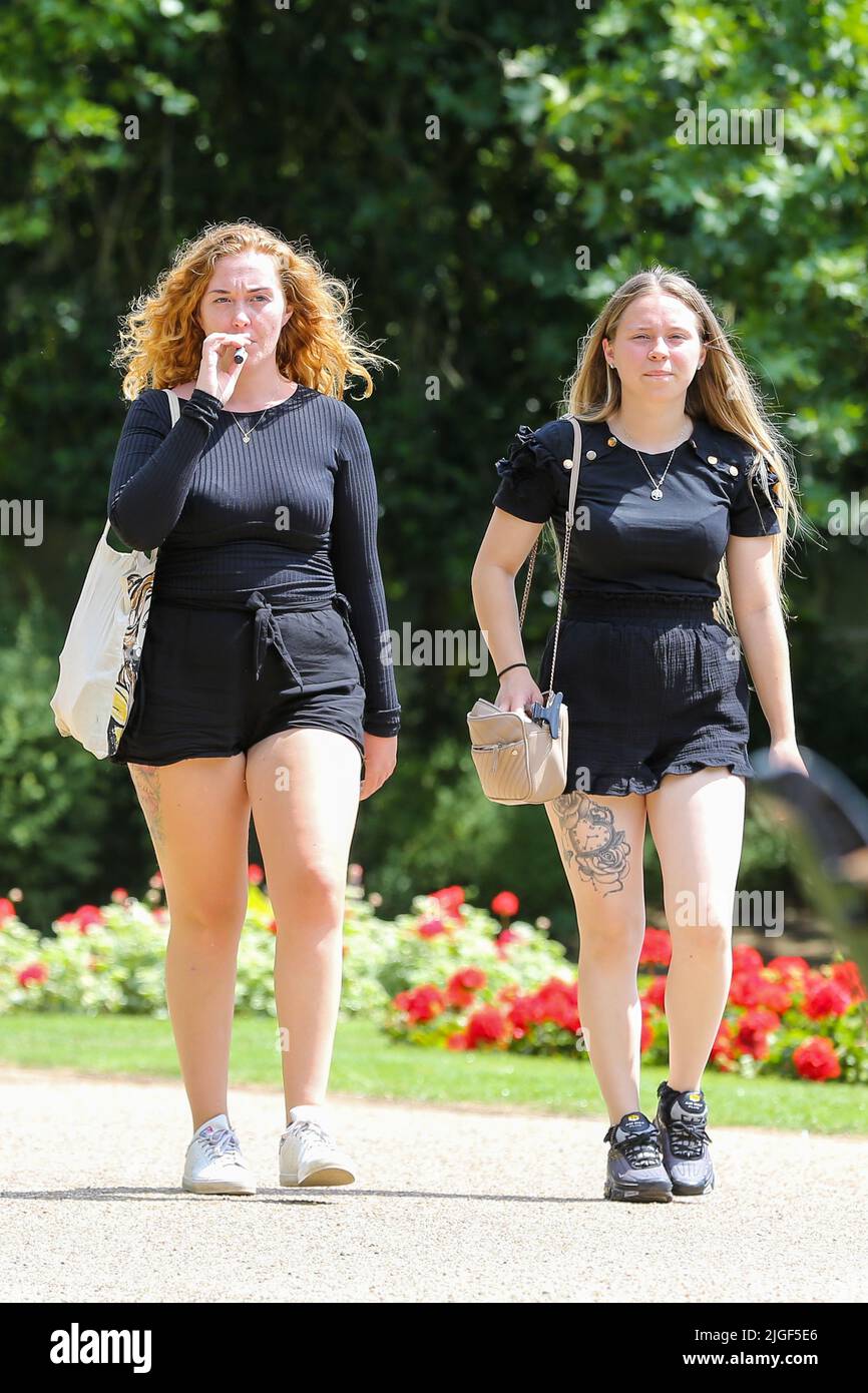 Female walking and smoking hi-res stock photography and images - Alamy