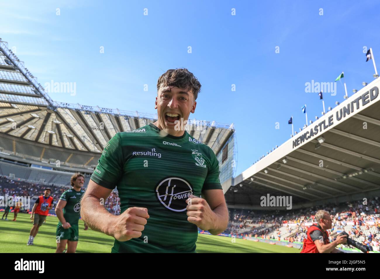 Matty Ashton #5 of Warrington Wolves celebrates the win Stock Photo - Alamy