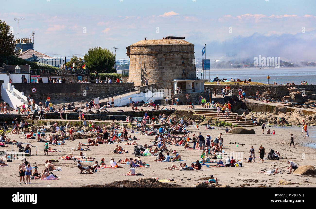 People enjoy the good weather at Seapoint beach in South Dublin on ...