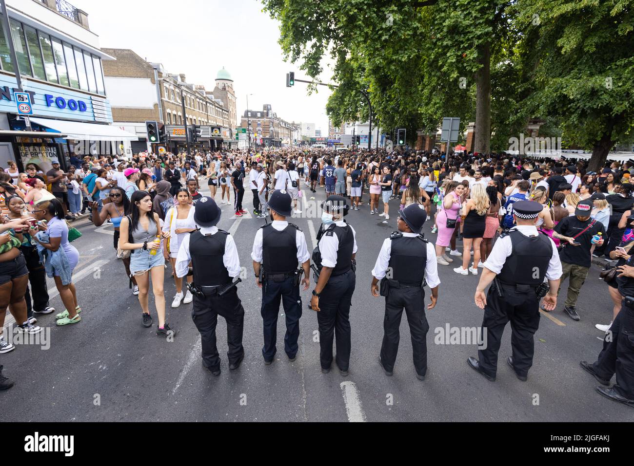Police arrive as big queues form at the entrance to Wireless Festival ...