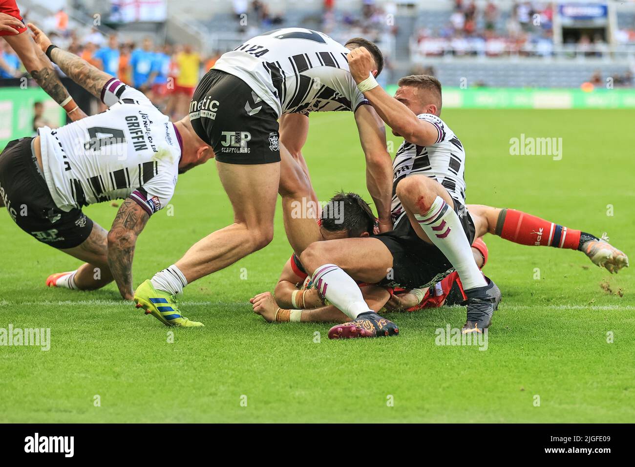 Sam Wood #24 of Hull KR goes over for a try Stock Photo - Alamy