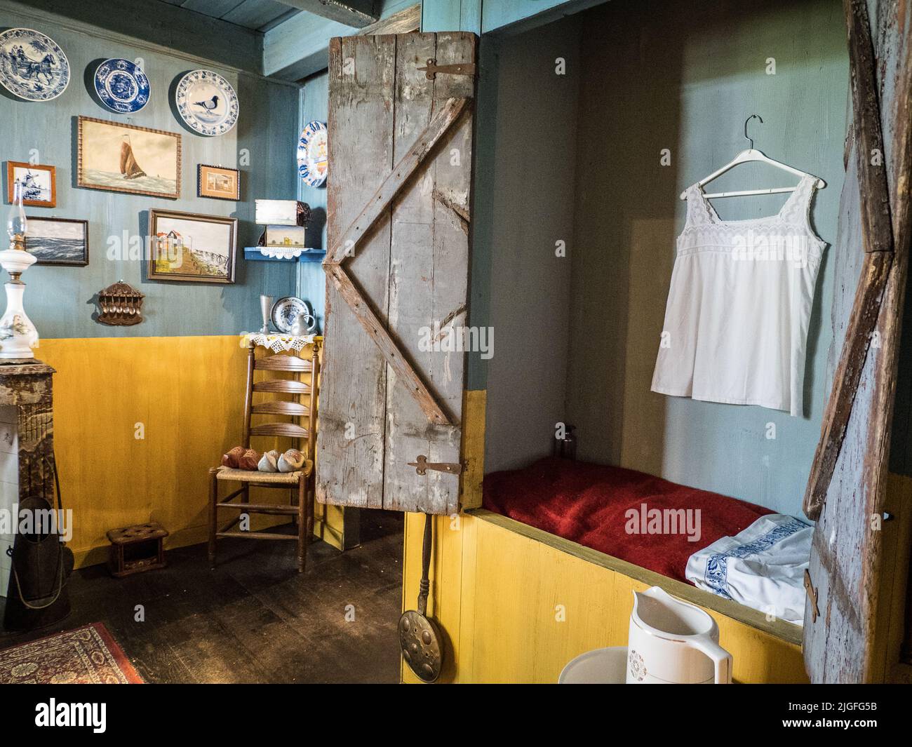 Volendam clog hi-res stock photography and images - Alamy
